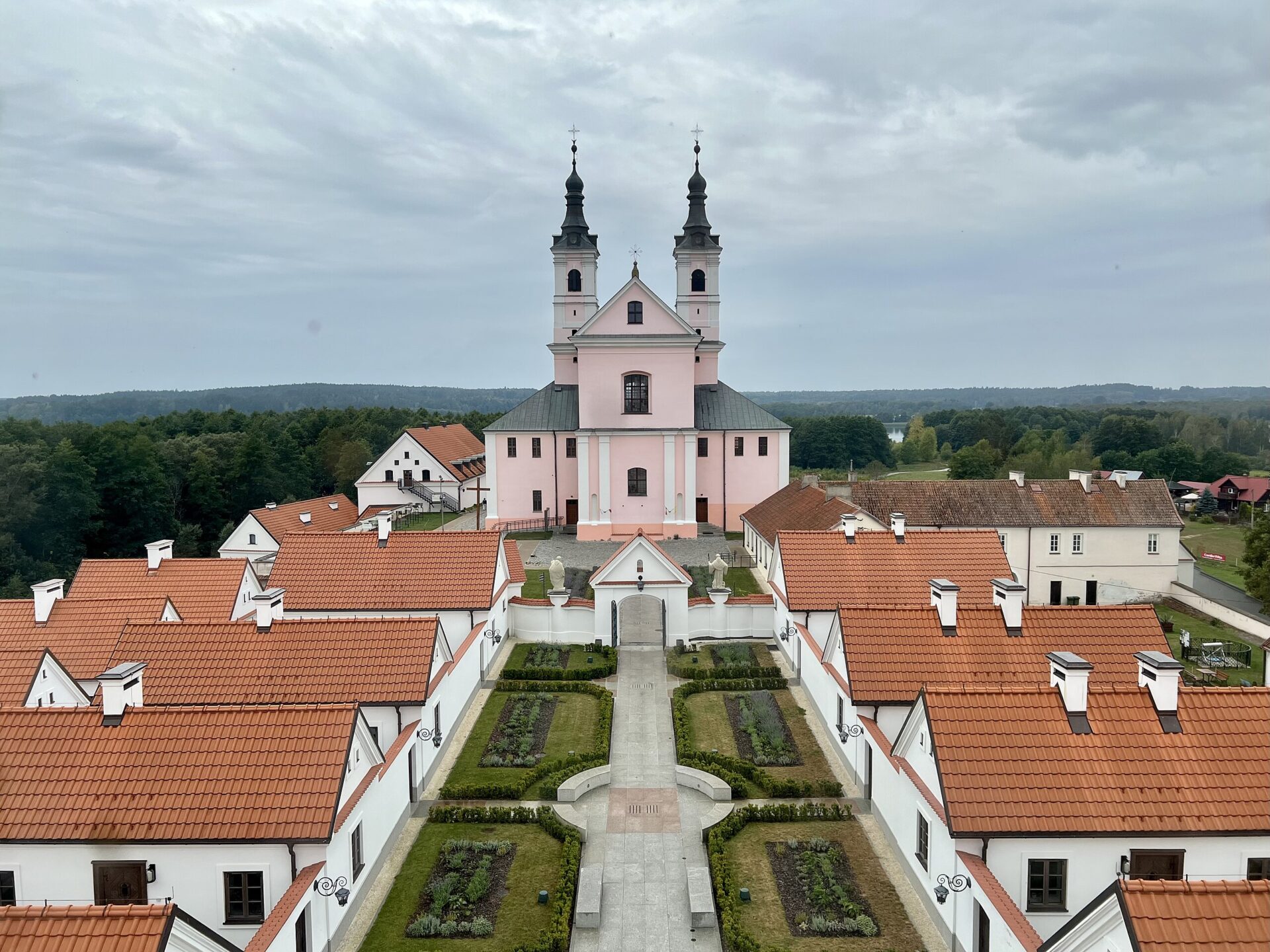 Klasztor Kamedułów w Wigrach - Ośrodek Łabędzi Ostrów